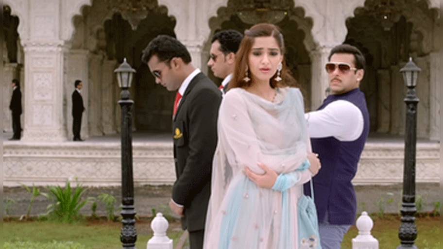 Salman, Sonam in 'Jab Tum Chaho' song from 'Prem Ratan Dhan Payo ...