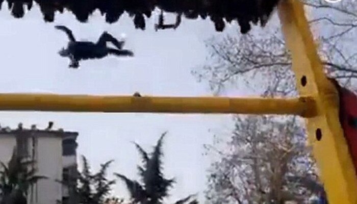 Man Falls from theme park ride in China, watch the video | दर्दनाक ...