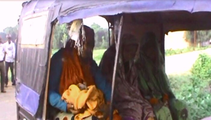 Woman delivers in auto after Janani Express fails to reach in time | महिला की हुई ऑटो में ...