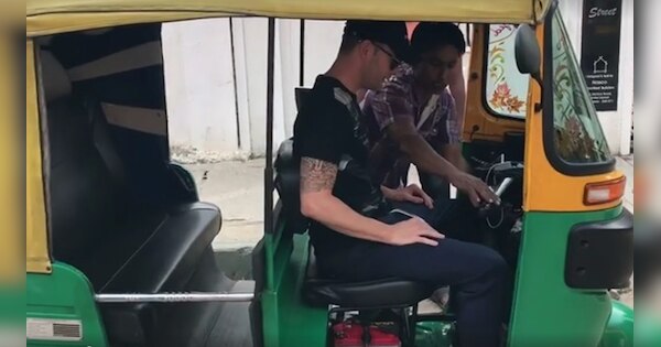 Cricket Michael Clark learns to drive tuk tuk in Bengaluru | बेंगलुरु ...