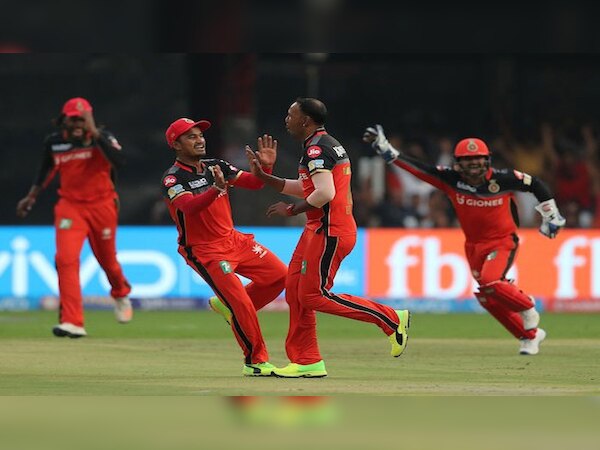 IPL 10 samuel Badree hat-trick in maiden over rocks Bengaluru watch ...