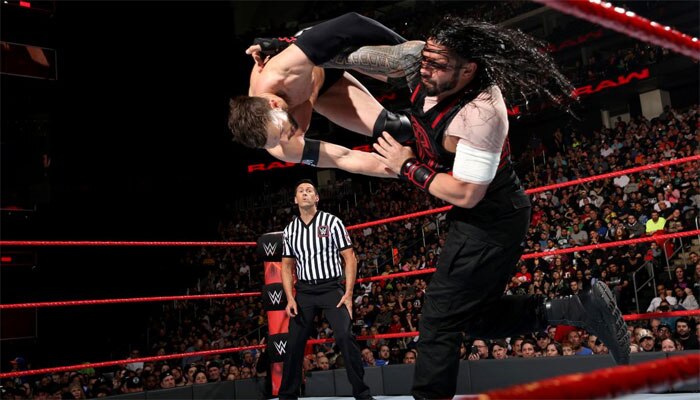 WWE Raw Roman Reigns beats Finn Balor watch Video | VIDEO : कंधे पर ...