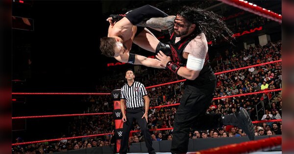 WWE Raw Roman Reigns beats Finn Balor watch Video | VIDEO : कंधे पर ...
