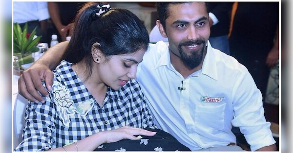Ravindra Jadeja meets daughter Nidhyana after a month | खेल में व्यस्त ...