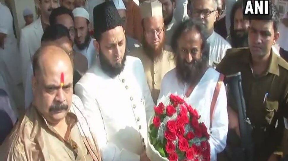 Sri Sri Ravi Shankar meet AIMPLB's Khalid Rasheed Firangi Mahali ...