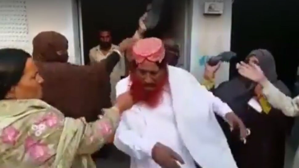 maulavi beaten by muslim women, social media viral | VIDEO, मौलवी की ...