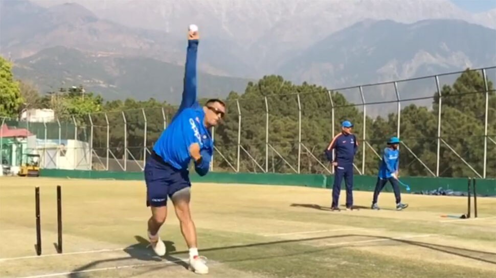 VIDEO : MS Dhoni became fast bowler, ball swing in nets | VIDEO : धोनी ...