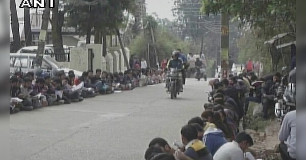 Himachal Pradesh: College students sat to study on the road outside ...