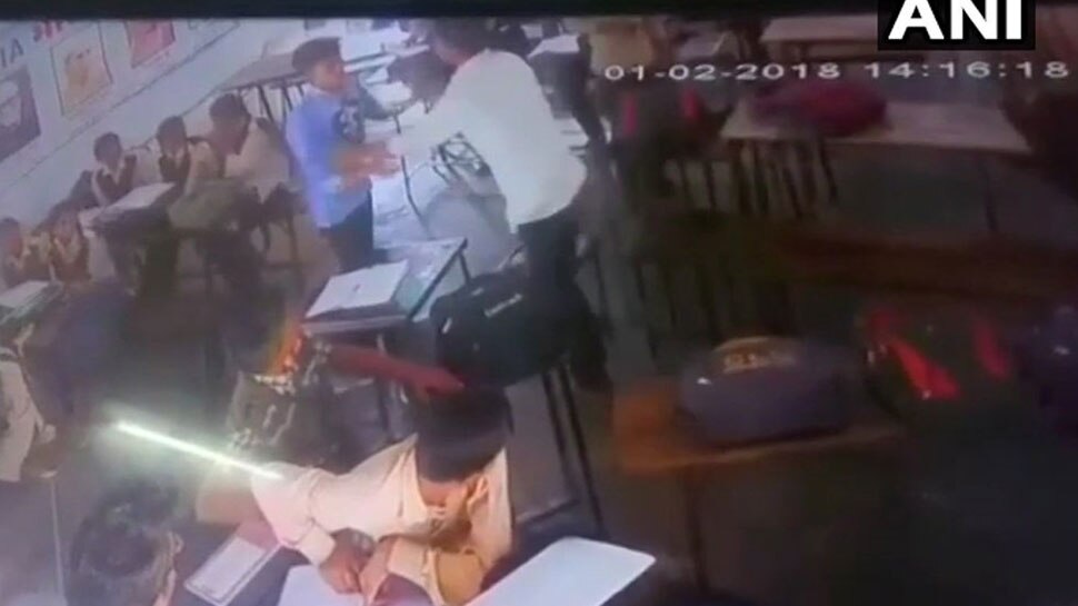 CCTV: एक छात्र ने दूसरे पर कैंची से हमला किया, घायल छात्र अस्पताल में ...