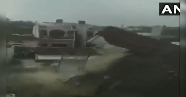 two storey building collapsed in Agra | VIDEO: दो मंजिला इमारत गिरी ...