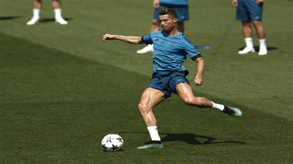 Cristiano Ronaldo steps out of team bus to meet crying fan, Video viral ...
