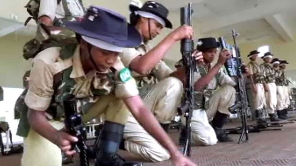 neemuch crpf camp give training to girls for fight with naxal and terrorist | MP: नक्सलियों और ...