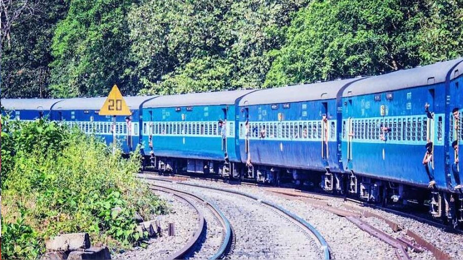 lady and a man fallen on railway track in Siwan [ सिवान: ट्रेन से ट्रैक ...