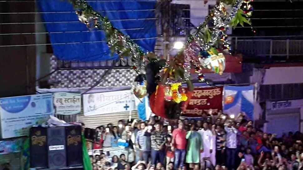 Janmashtami 2018: After breaking of Dahi handi Man being hanged on rope ...