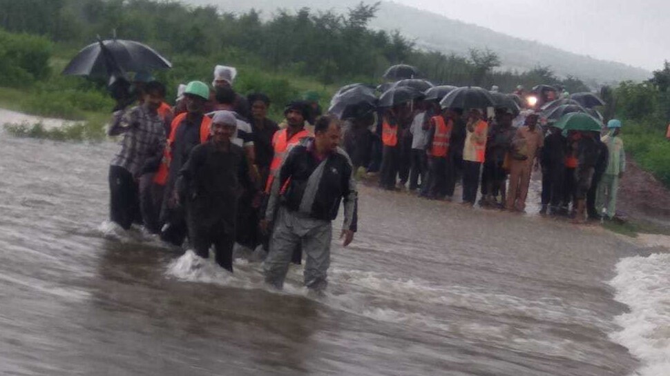 70 lives hanged between the floating nallah, saved after hours । मध्य ...