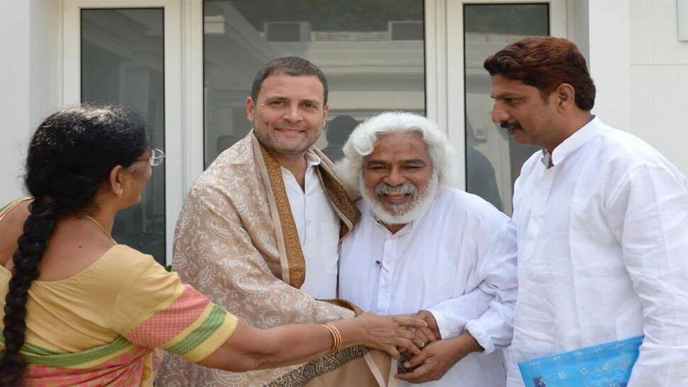 Rahul, Sonia meet Telugu poet Gummadi Vittal Rao | राहुल-सोनिया से मिले ...