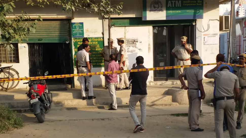 Delhi: bank loot in outer delhi, cashier killed by goons | दिल्ली ...