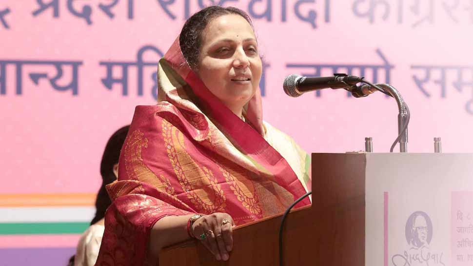 Former NCP MP nivedita mane joins shiv sena | शिवसेना में शामिल हुईं ...