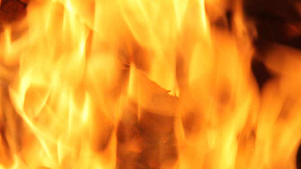 fire break out in Textile warehouse in mumbai, 4 died | मुंबई में कपड़े ...