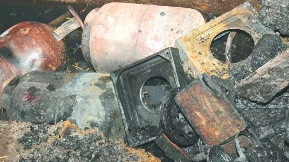 Wall collapsed after cylinder bursts in Thane | ठाणे: सिलेंडर फटने के ...