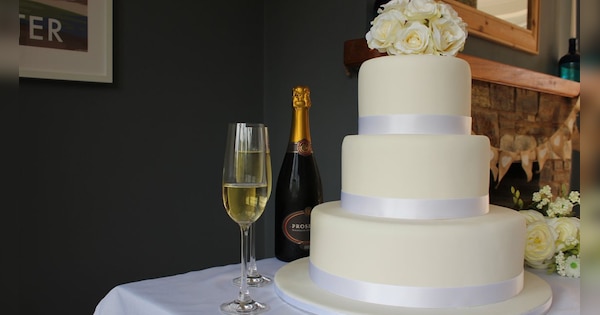 Caterer sent a wedding cake made of thermocol । शादी में केटरर ने भेज ...