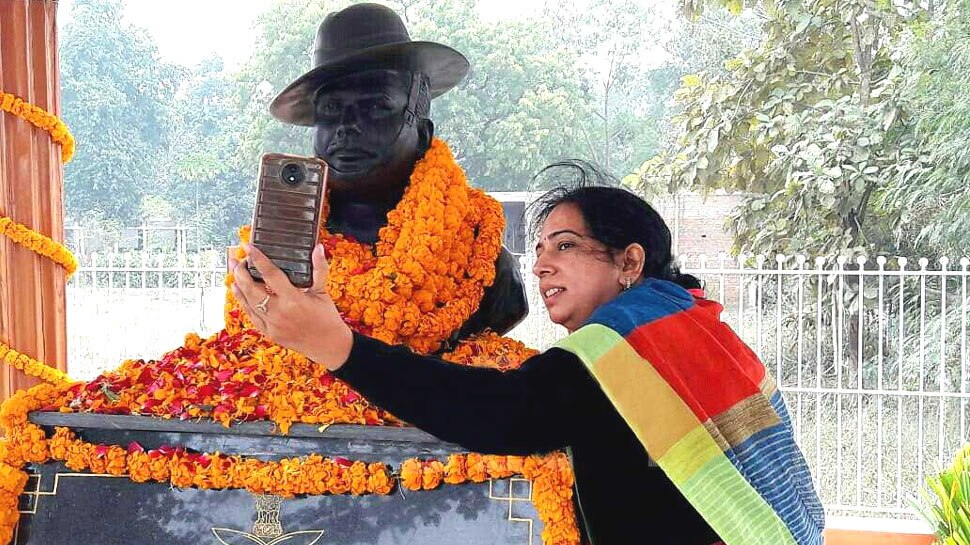 wife take selfie with statue of Martyr Colonel MN Rai photo goes viral ...