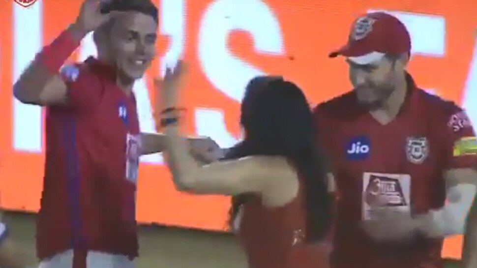 VIDEO: सैम ने पहले बॉलिंग से बल्लेबाजों को नचाया, फिर मैदान में प्रीति ...