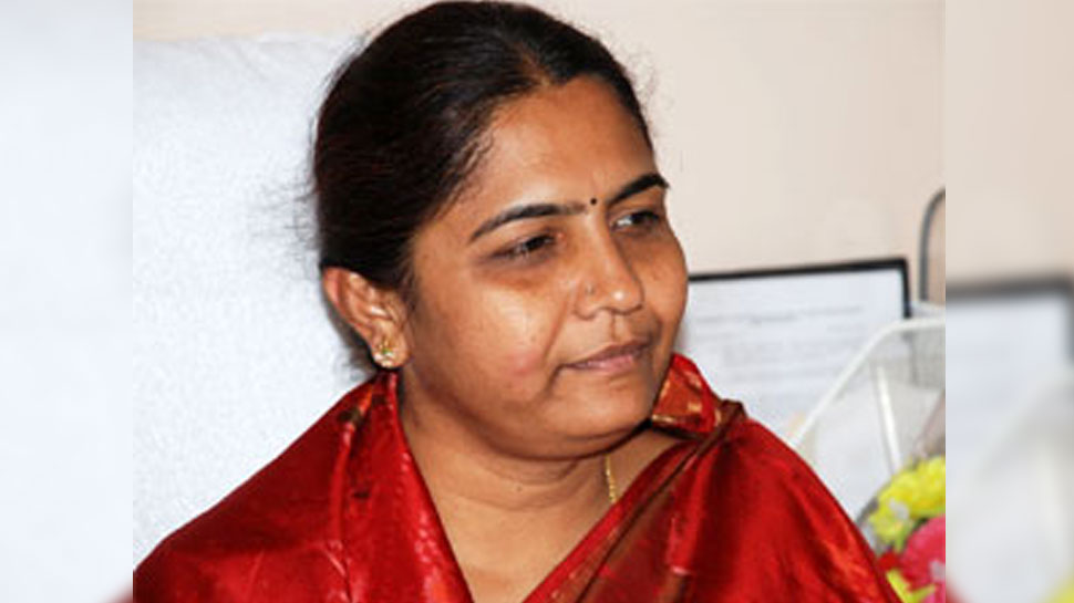 Congress leader Sunitha Laxma Reddy joins TRS | तेलंगाना में बढ़ेंगी ...