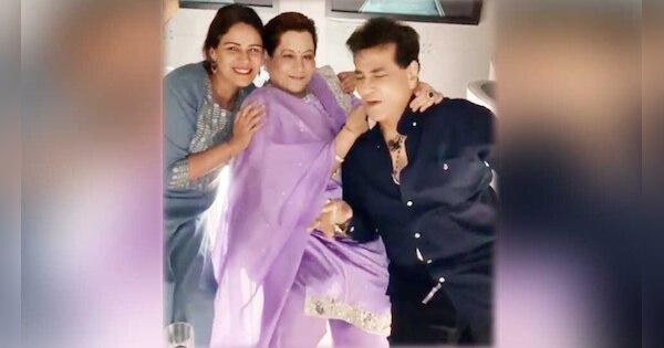 Jitendra dance with his wife on the birthday party | अपने 77वें बर्थडे ...
