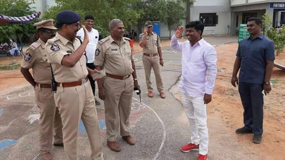 VIRAL PICS : Police inspector turned MP, saluting DSP | Hindi News ...