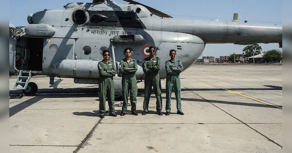 Aman nidhi of ranchi became first female crue to fly mi 17|रांची की अमन ...