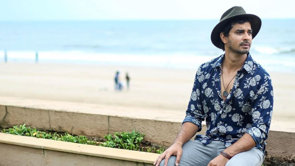 Tahir Raj Bhasin smoked 200 packets of organic cigratte for chichore ...