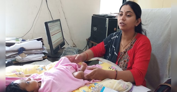 Manisha Dixit works in the office with her 45-day-old girl | नौकरी के ...