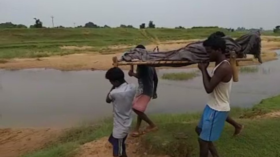 Dead body carry on khaat in jharkhand | झारखंड: पैसों के अभाव में ...