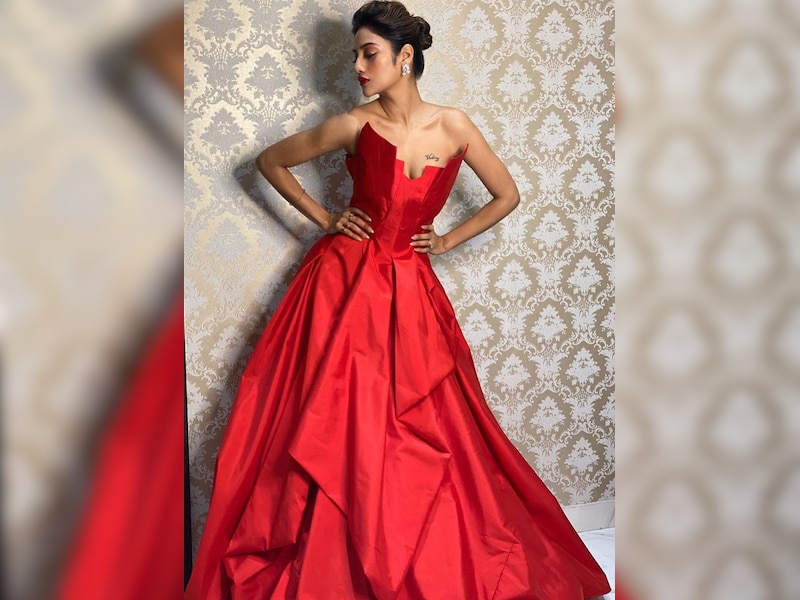 Nusrat Jahan Latest Photos in red gown going viral | रेड गाउन में हॉट ...