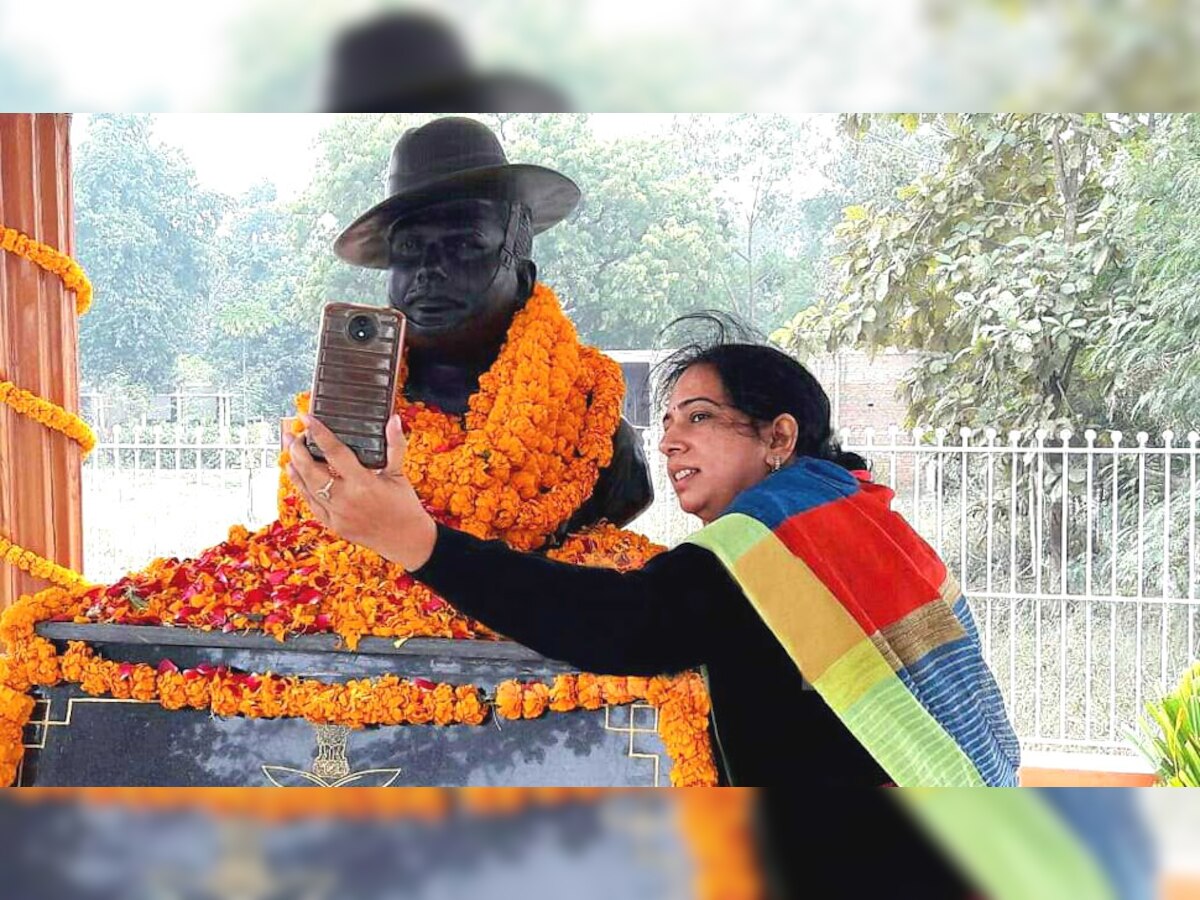 wife priyanka rai selfi with martyr colonel M N Rai statue goes viral ...