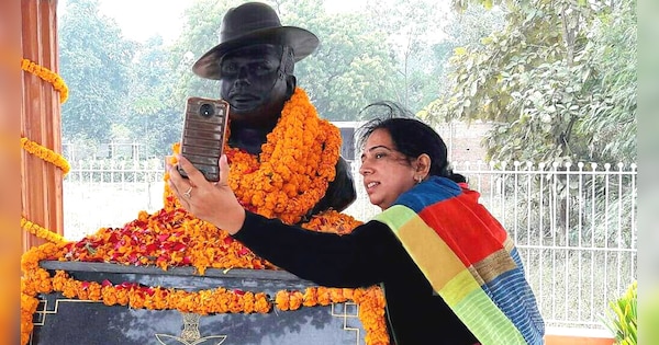 wife priyanka rai selfi with martyr colonel M N Rai statue goes viral ...