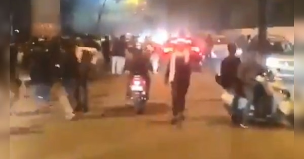 firing has been reported near Gate number 5 of Jamia Millia Islamia ...