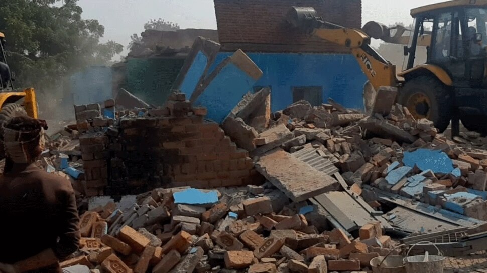 40 encroachments were removed in Bhind | MP: 25 परिवारों के आशियाने पर ...