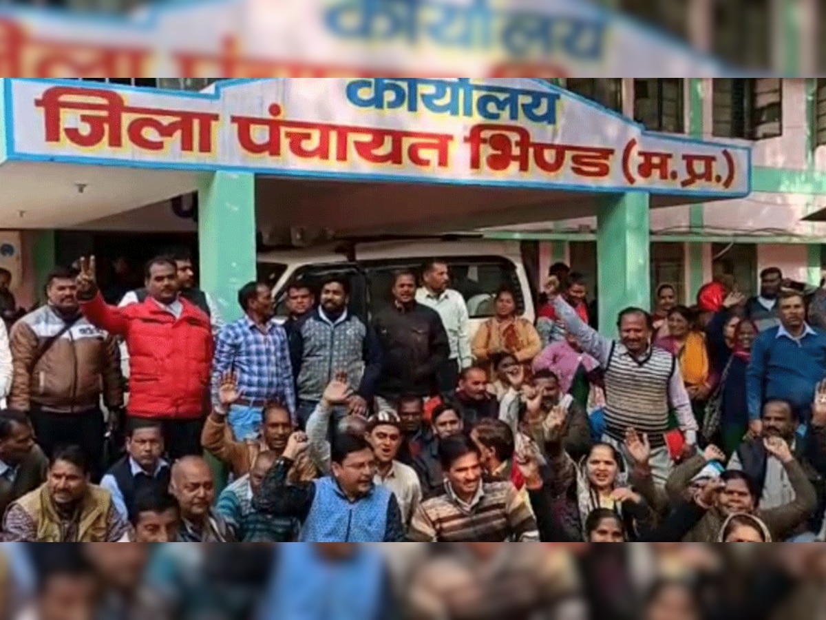 Bhind health workers hungama in collector meeting over pariwar niyojan ...