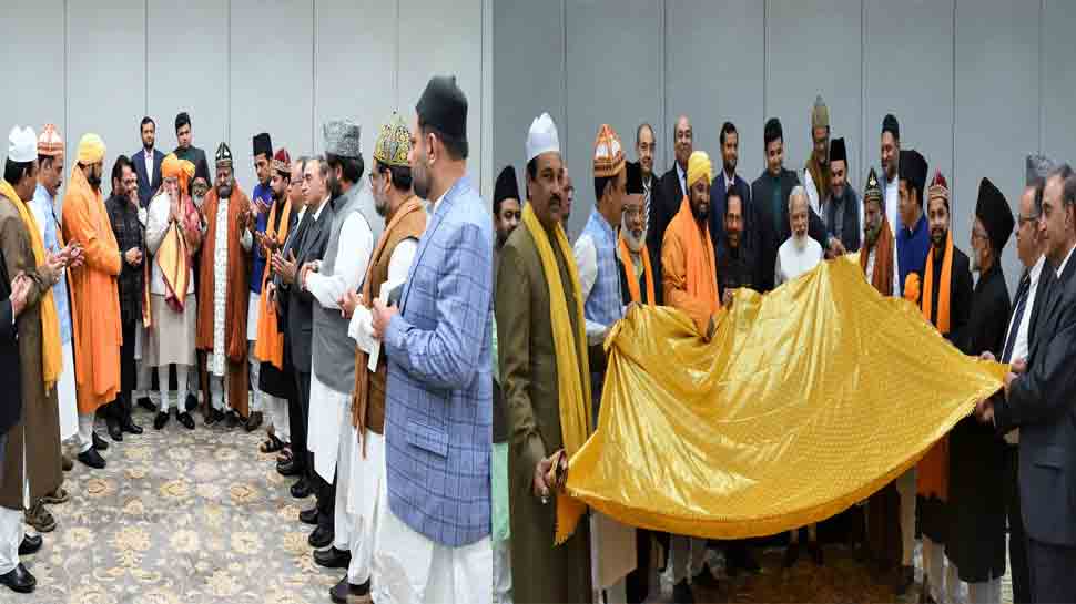 PM Narendra Modi hands over 'chadar' for Ajmer Sharif dargah | अजमेर ...