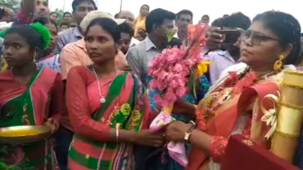 Van Devi returned with grand welcome after receiving award from ...