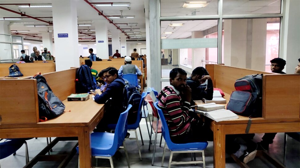 jamia library opened for students after three months | तोड़-फोड़ के 3 ...