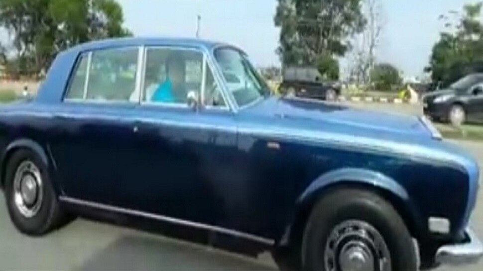 Dhoni seen traveling with vintage rolls royce in Ranchi | फिर अलग अंदाज ...
