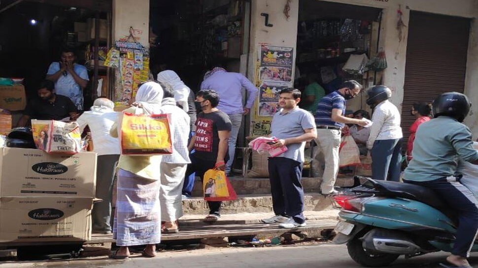 Varanasi DM and SSP went to market themselves to stop black marketing ...