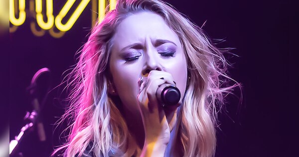 American singer kalie shorr also Suffering from coronavirus | कोरोना ...