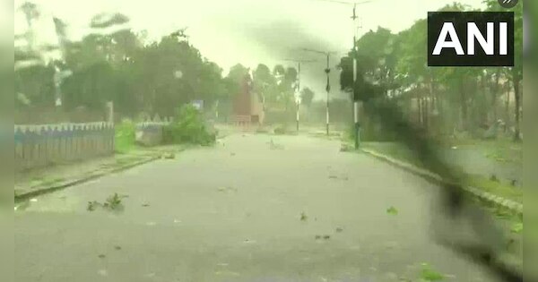 Amphan reaches Bengal coast, wind speed 100 km / h | बंगाल तट तक पहुंचा ...