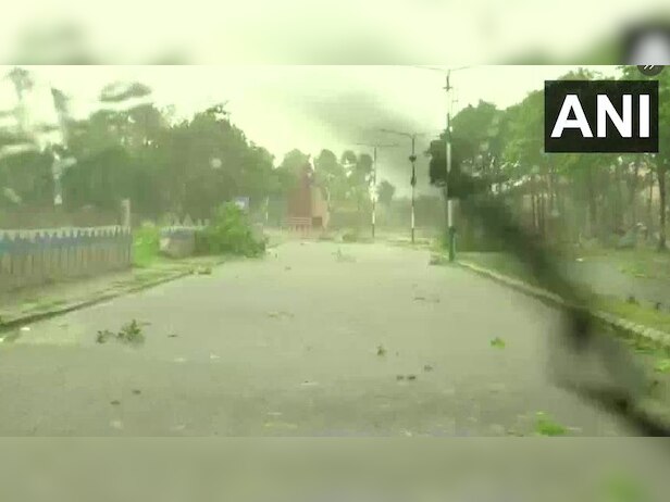 Amphan reaches Bengal coast, wind speed 100 km / h | बंगाल तट तक पहुंचा ...