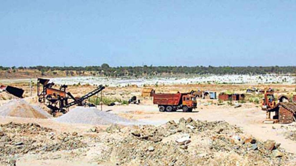 Looting In The Sand Mine Illegal Mining Is Being Done Under Contractor In Dhamtari Chhattisgarh