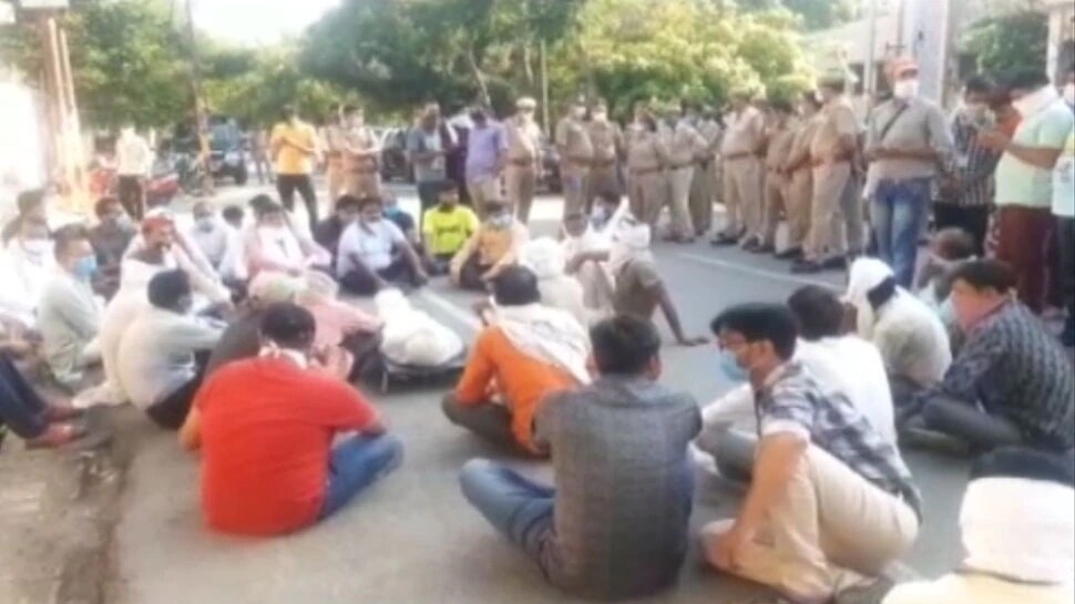 SP Supporters Create Ruckus With Family Members By Keeping Corpses sp-supporters-create-ruckus-with-family-members-by-keeping-corpses